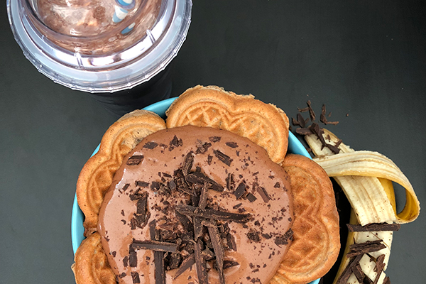 Opskrift: Chocolate Banana Swirl waffle med softice topping